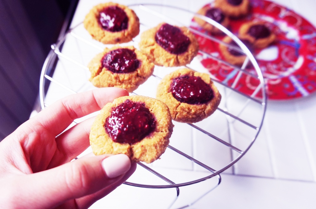 Viegli pagatavojami vegāniskie cepumi ar 5 minūšu kazeņu ievārījumu ...