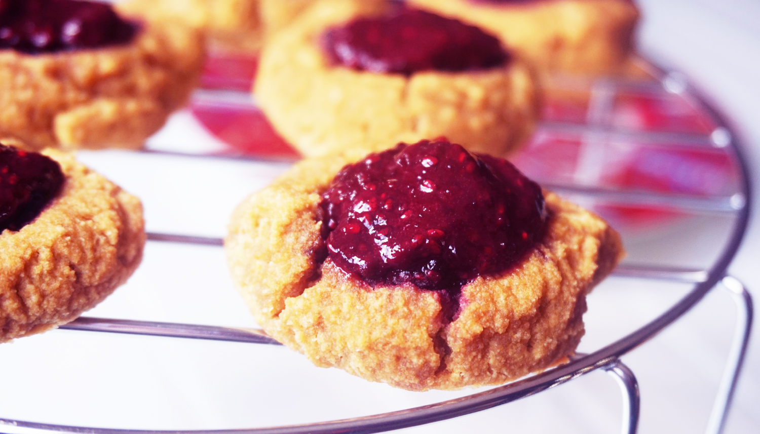 Viegli pagatavojami vegāniskie cepumi ar 5 minūšu kazeņu ievārījumu ...