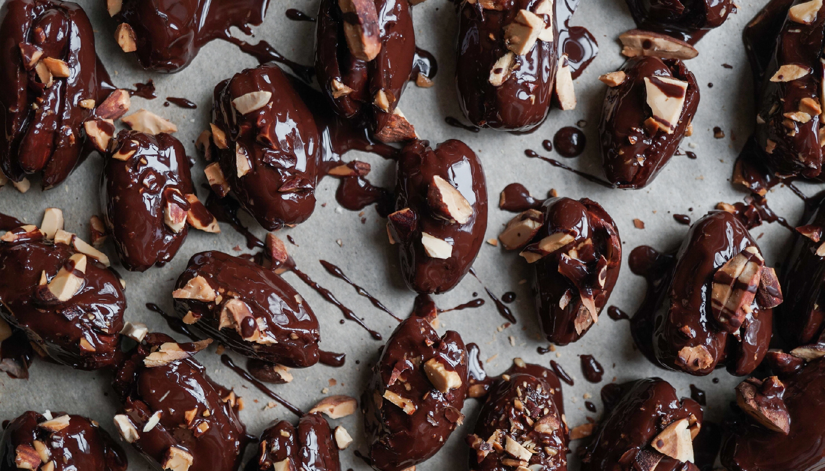 Dateles šokolādē ar grauzdētām mandelēm - BioBlogs.lv